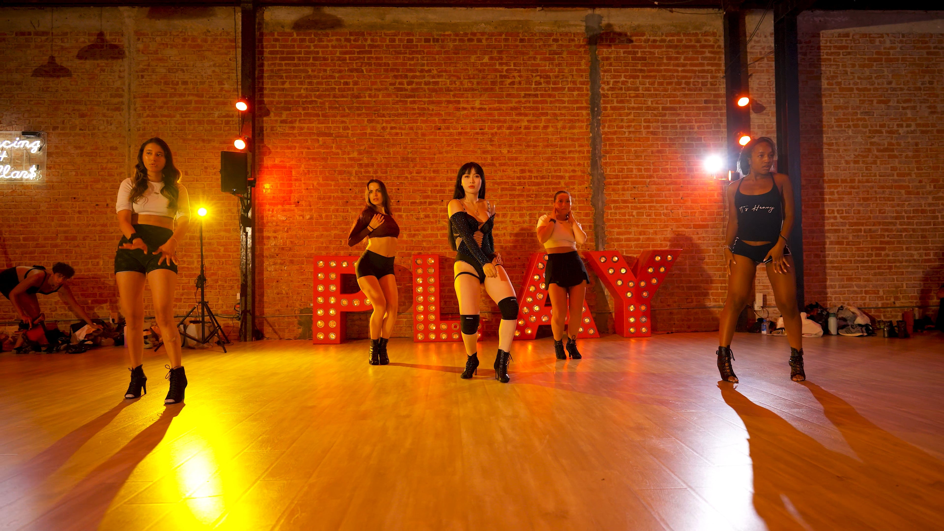 "Lights On" G4 – Nineeva