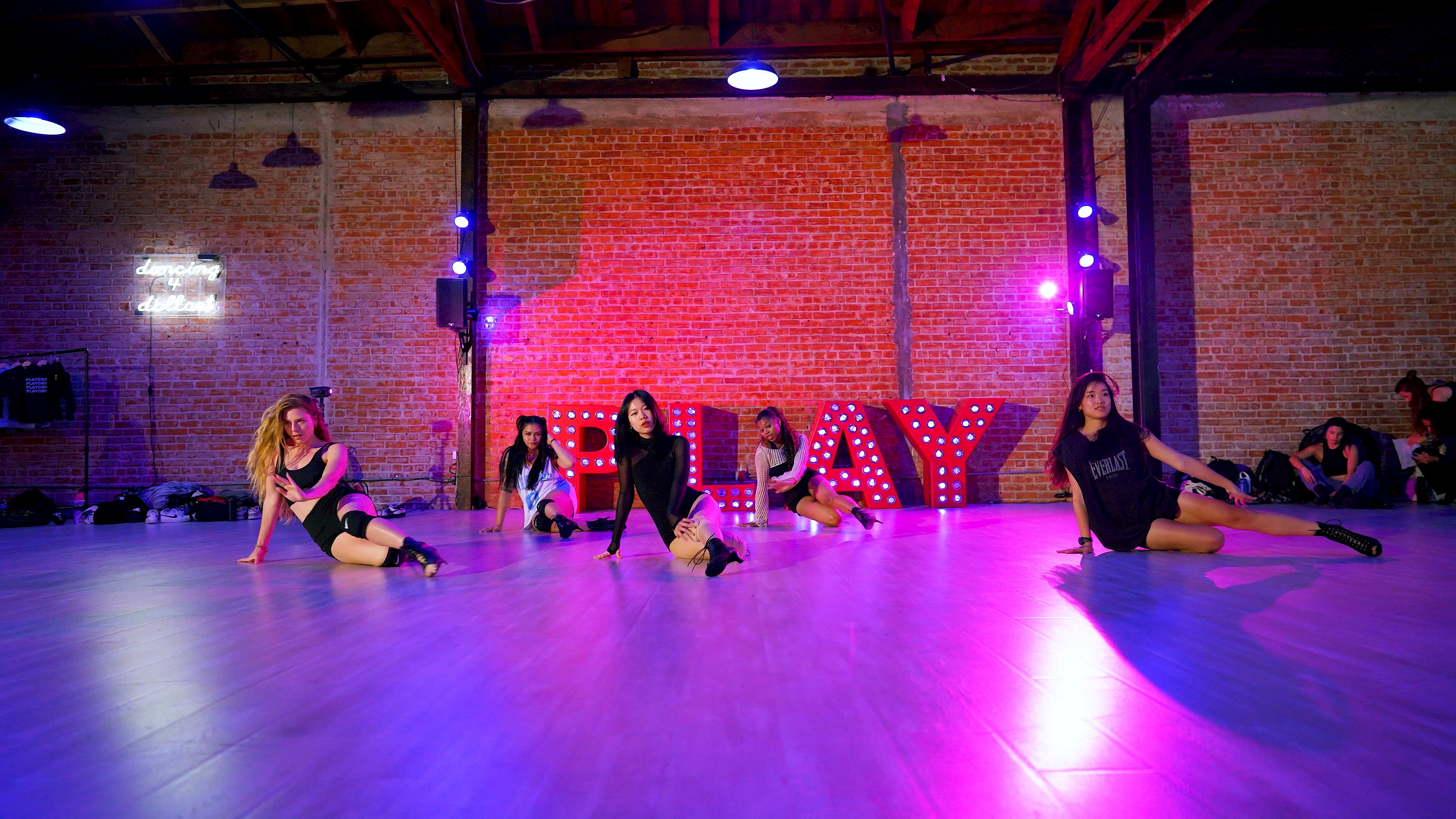 "Whoa" G1 – Nineeva